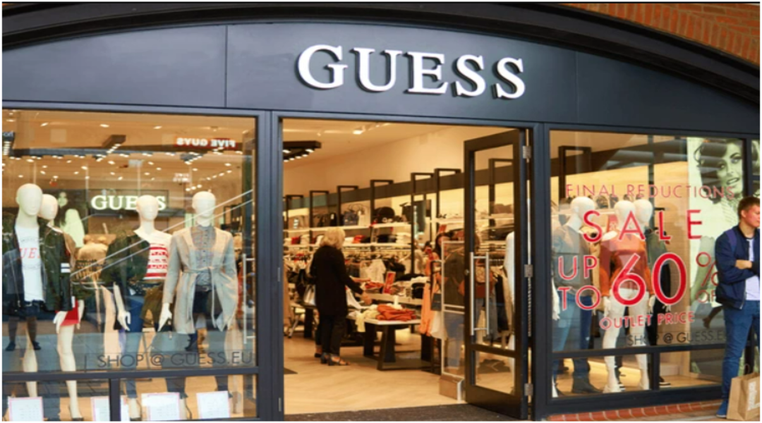 توفر المنتجات النسائية في متجر Guess factory
